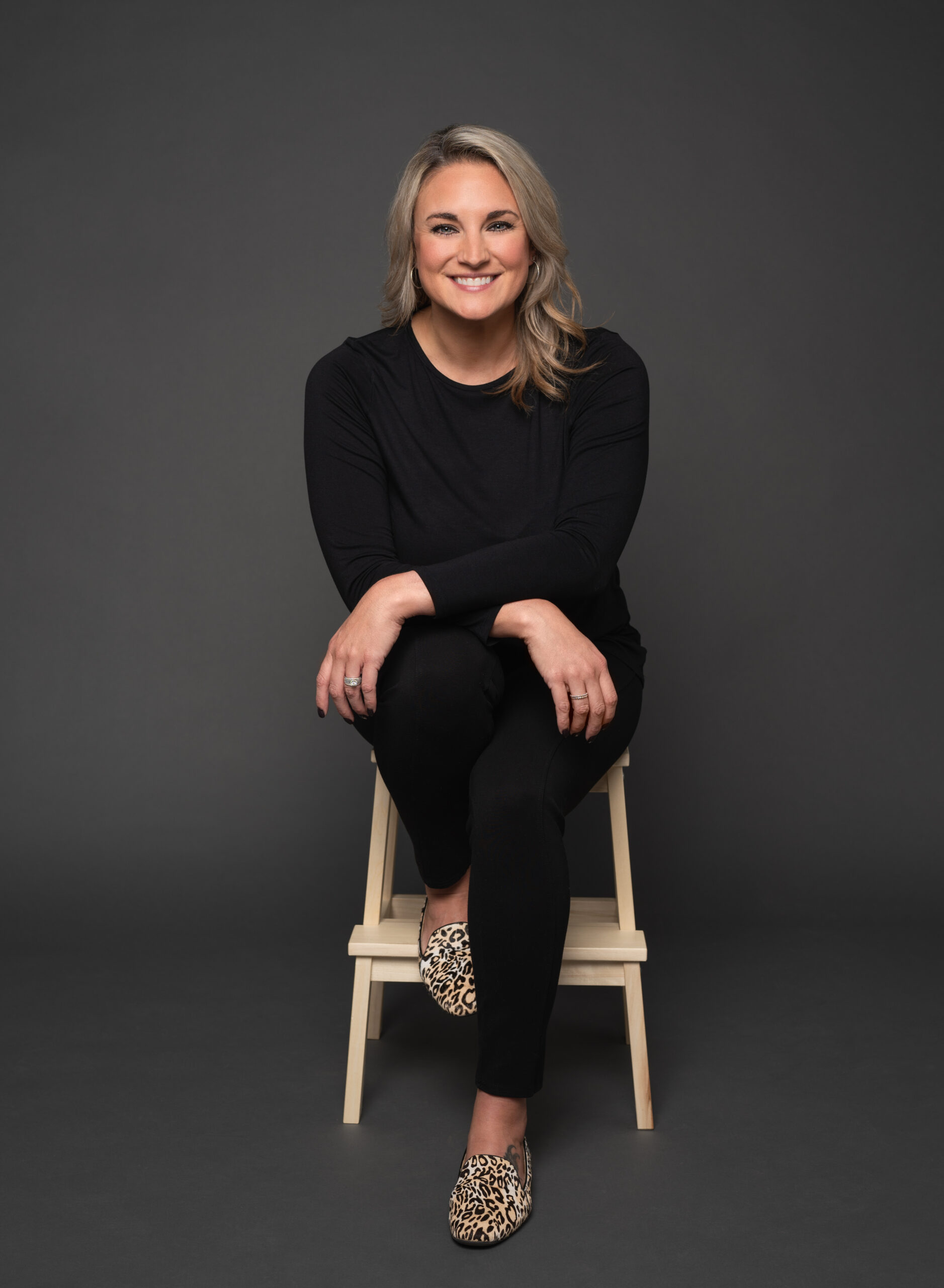 Small Town, Big Success (in a Barn!) with Leslie Q - The Portrait System